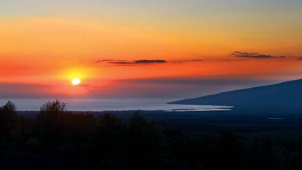 A vog shrouded sunset | News, Sports, Jobs - Maui News